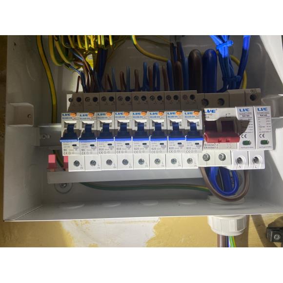 - Live 10 Way Metal SPD Consumer unit with 10 A Rated RCBOs & 100A Main Switch
